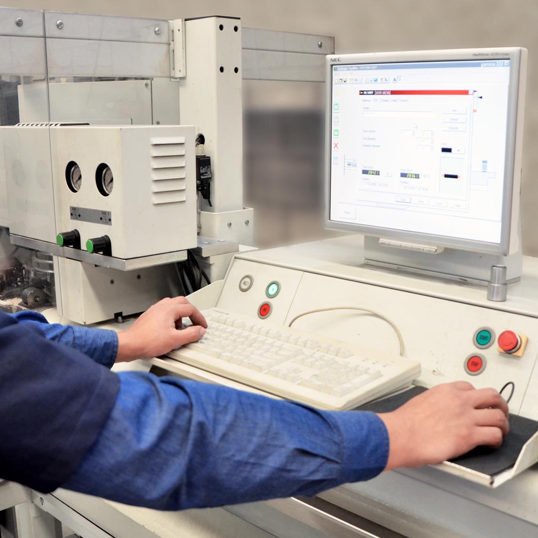 Komax Gamma 333 PC – CCM Soluciones para la Industria